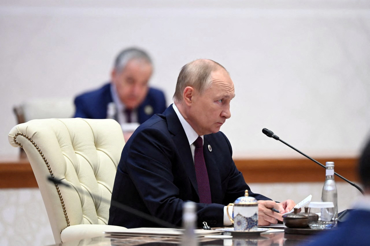 Smiling Putin inspects big Far East military drills | Inquirer News