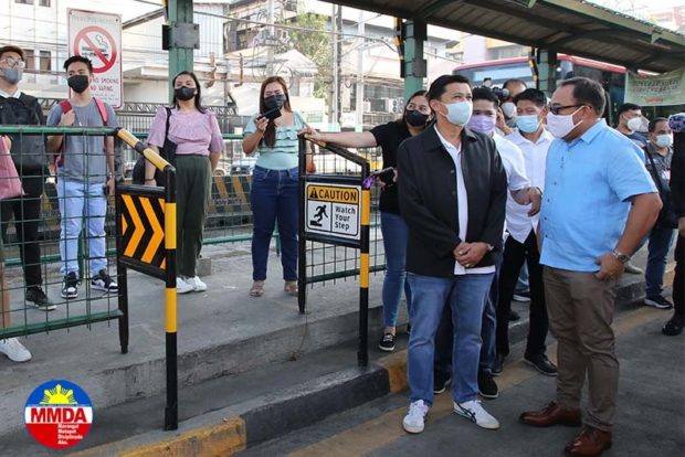 MMDA eyes expansion of Monumento bus stop walkway to make access easier ...