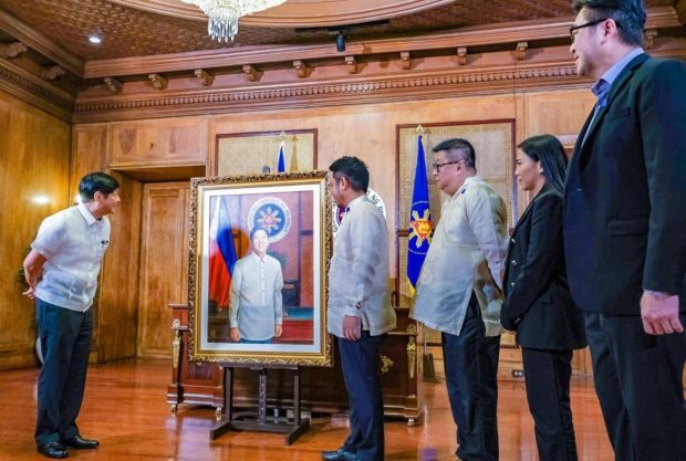 Marcos Jr. receives painting from artist Alvin Hipolito | Inquirer News
