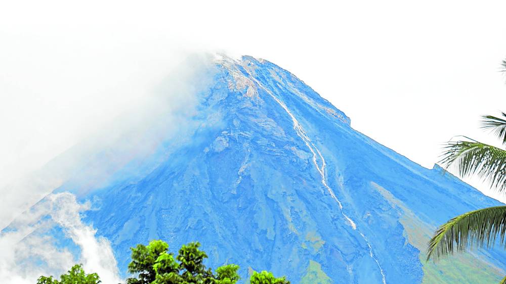 Albay gets ready as Mayon shows signs of ‘unrest’ | Inquirer News