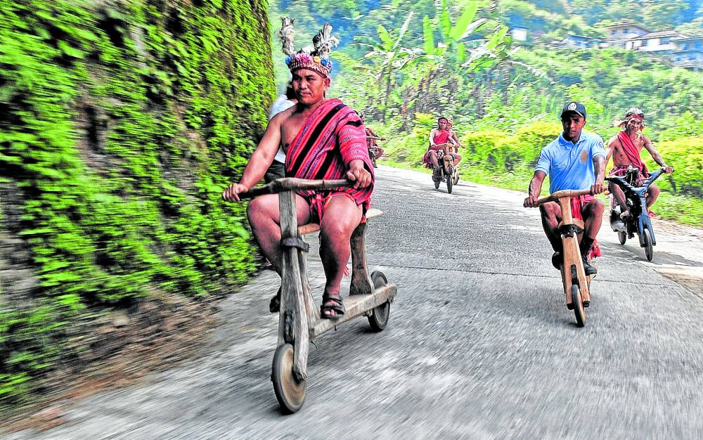 Cordillera cops shed ‘bahag,’ ‘tapis’ to follow uniform rule | Inquirer ...