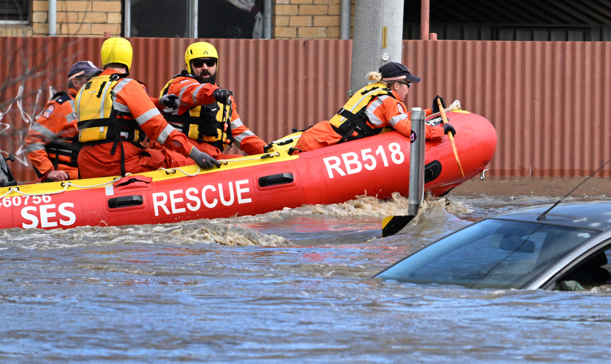 Floods swallow cars, swamp houses in 'major' Australian emergency ...