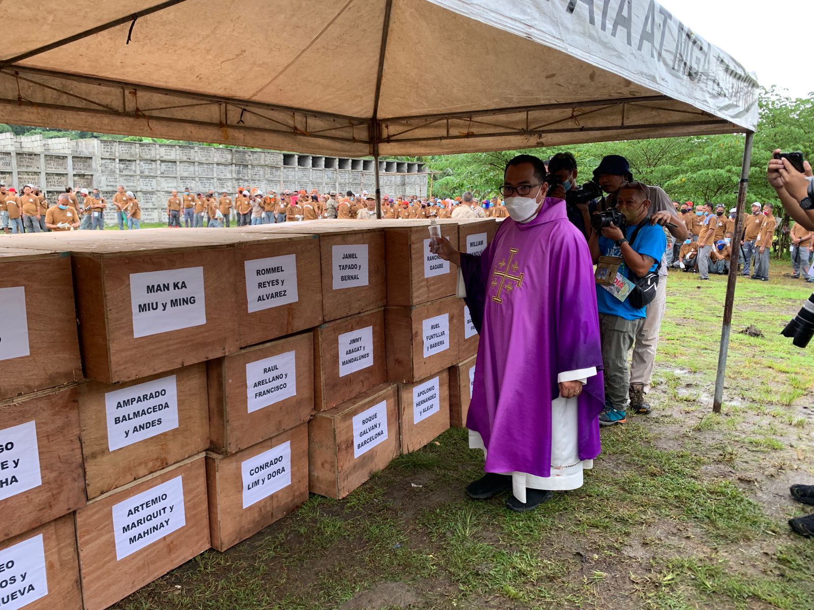 LOOK: Remains of 60 Bilibid inmates interred | Inquirer News