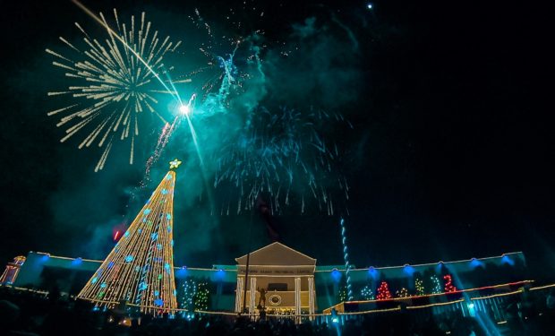 Northern Samar lights up giant Christmas tree | Inquirer News