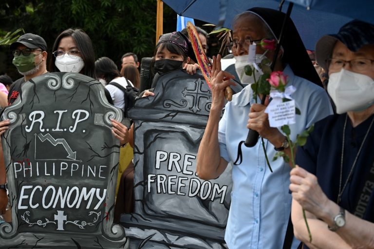 Protesters celebrate ‘People Power’ ousting of Marcos Sr. | Inquirer News