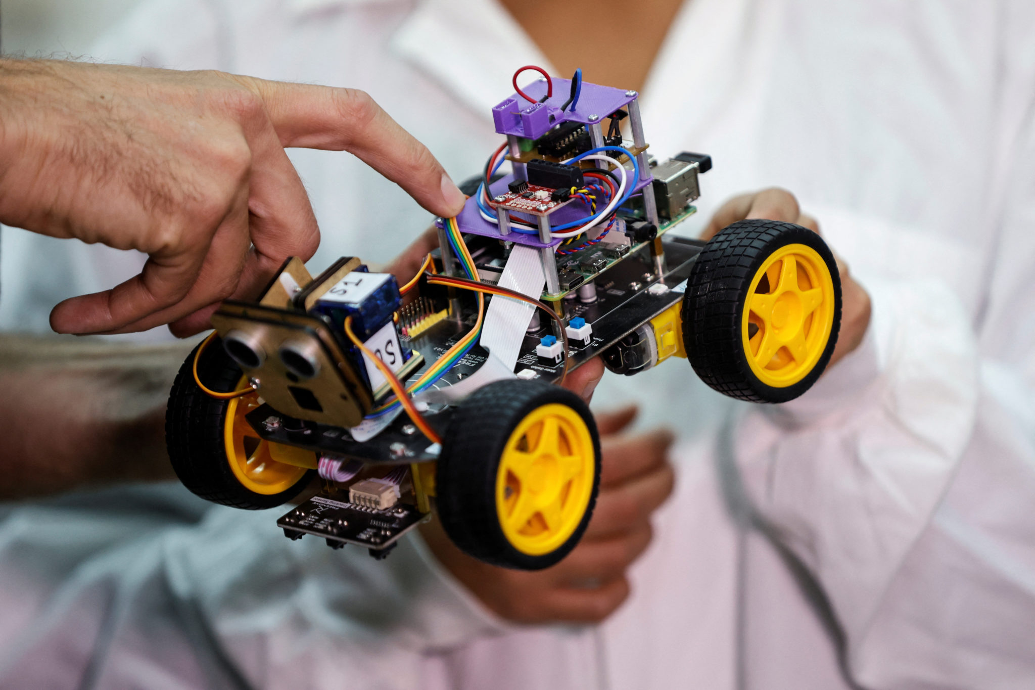 Israeli scientists develop sniffing robot with locust antennae ...