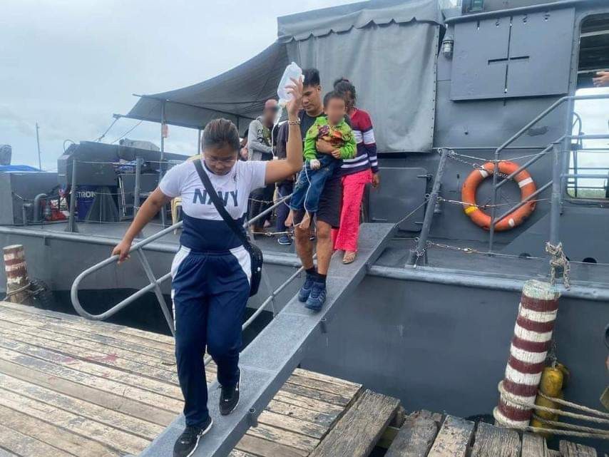 PH, Malaysia navies rescue 24 from distressed vessel | Inquirer News