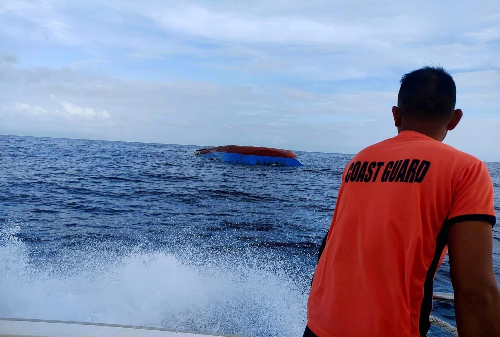 Captain, crew of capsized boat rescued in Surigao | Inquirer News