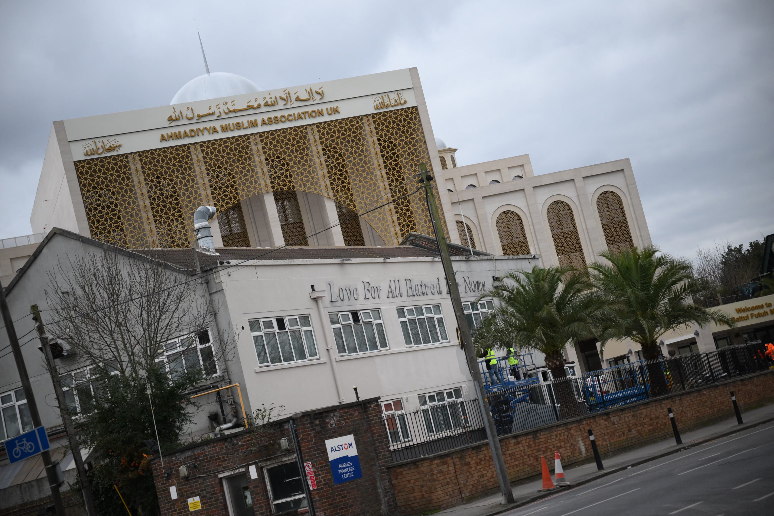 UK's biggest mosque reopens after 2015 fire | Inquirer News