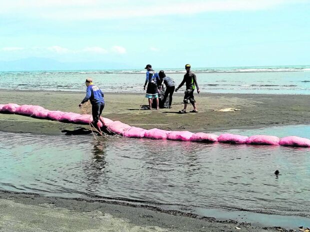 Oil slick spreads to 2 more Calapan villages | Inquirer News