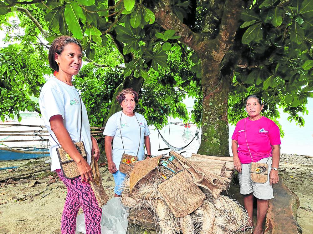In Albay, women find lifeline in abaca weaving | Inquirer News