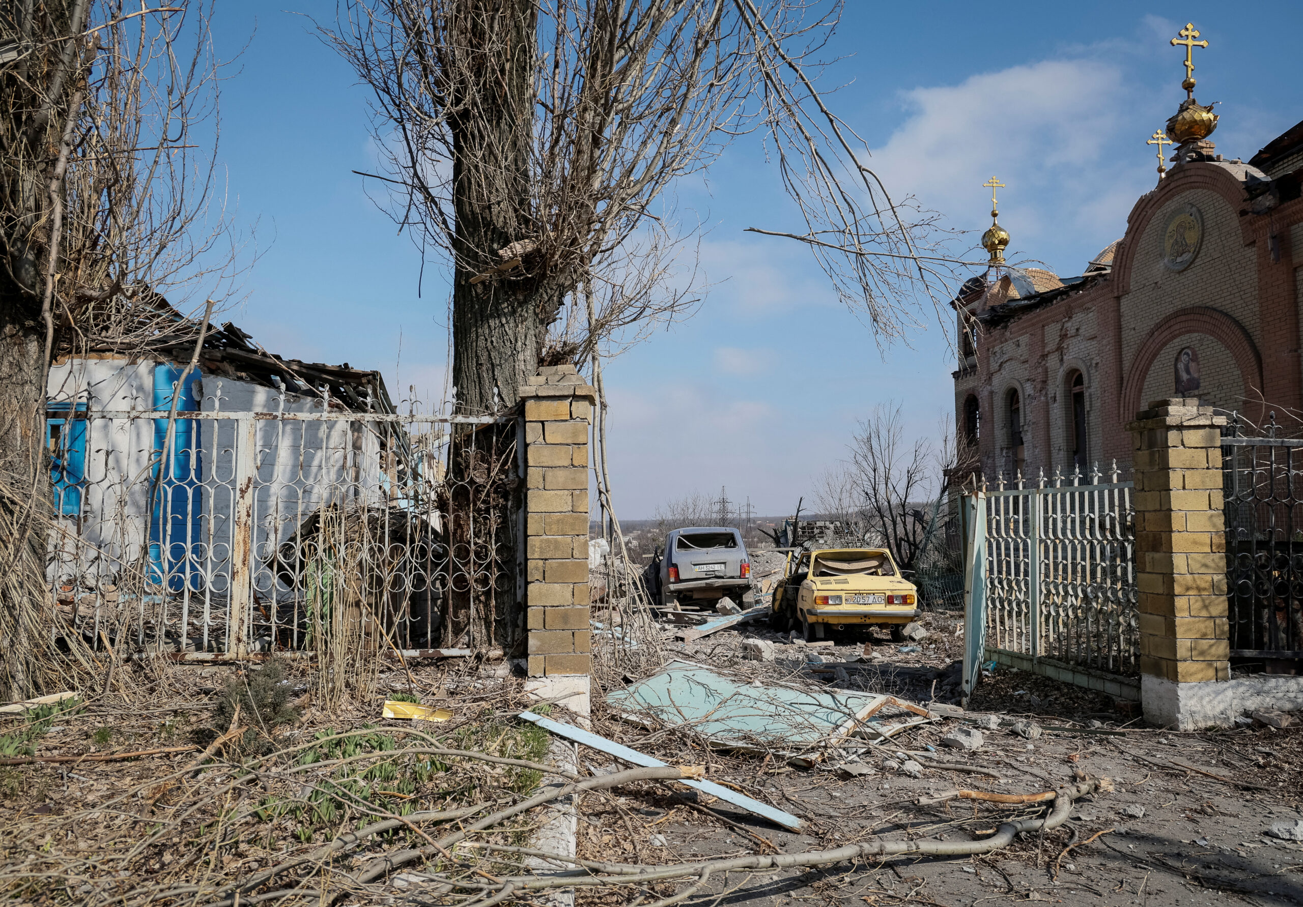 Ukraine shuts 'post-apocalyptic' battlefield town to civilians ...