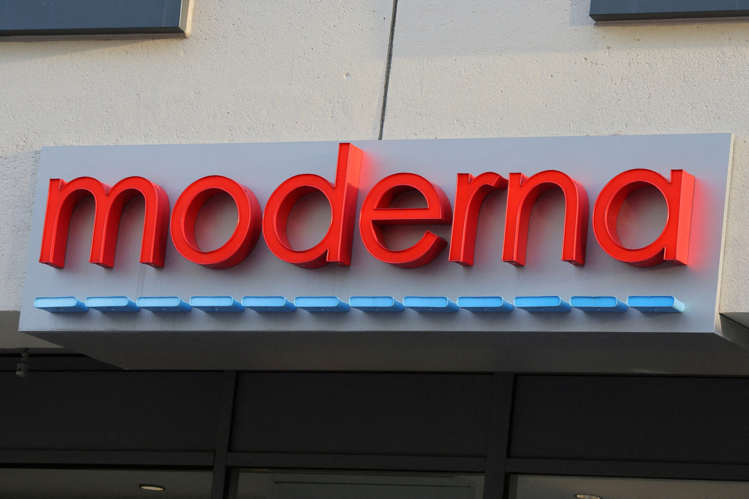 Moderna expects to price its COVID-19 vaccine at about $130 in the US ...