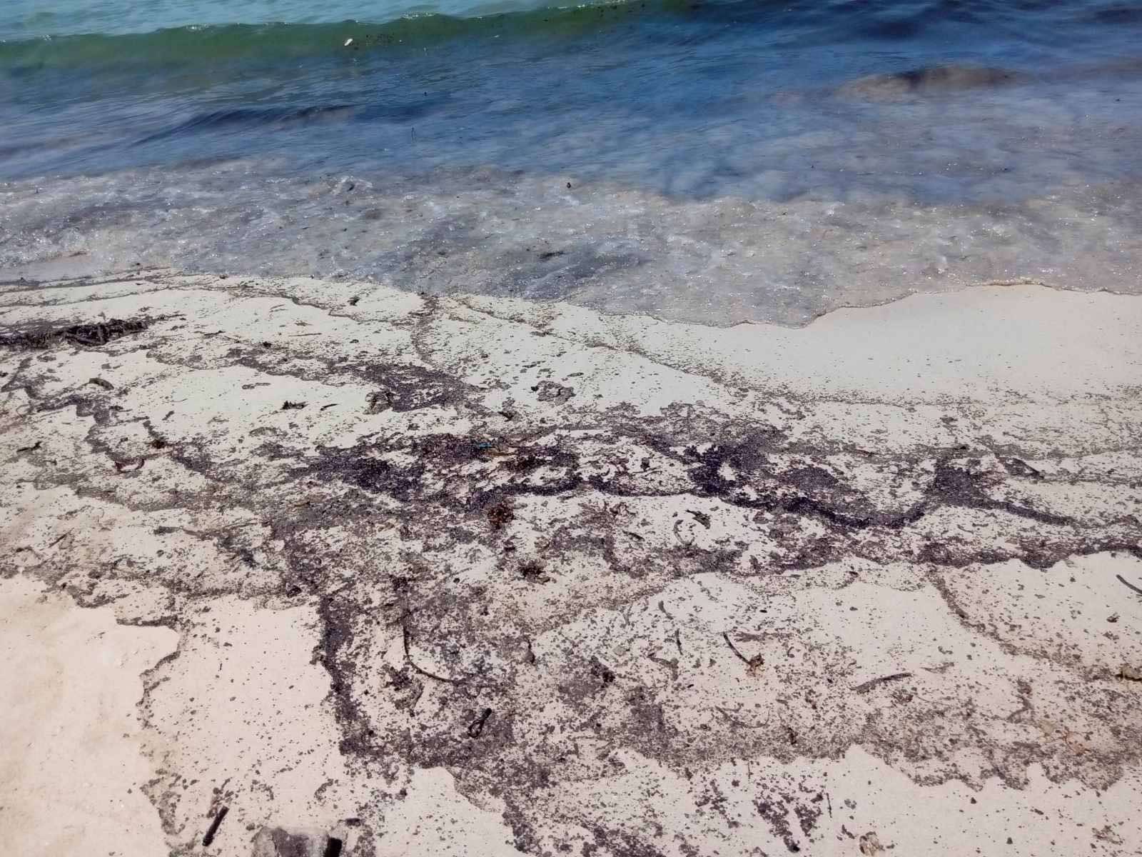 Oriental Mindoro oil spill now reaches Palawan shores | Inquirer News