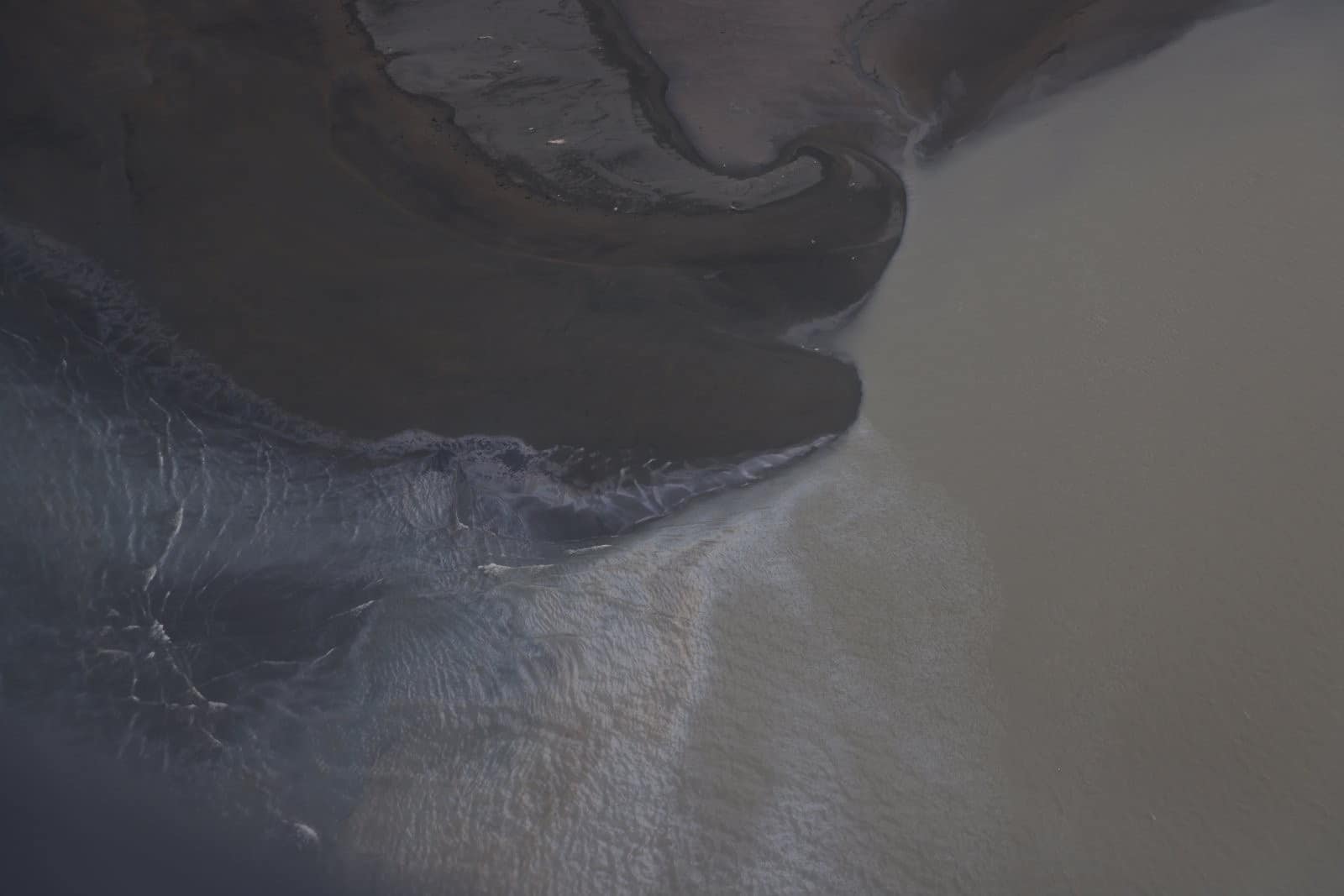 Oil spill threatens coral reefs, mangroves, seaweeds in Mindoro; may ...