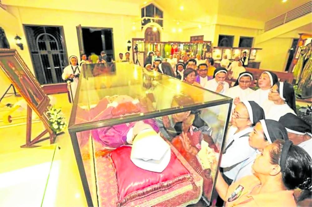 Pilgrims find hope in tomb of Cebu bishop | Inquirer News
