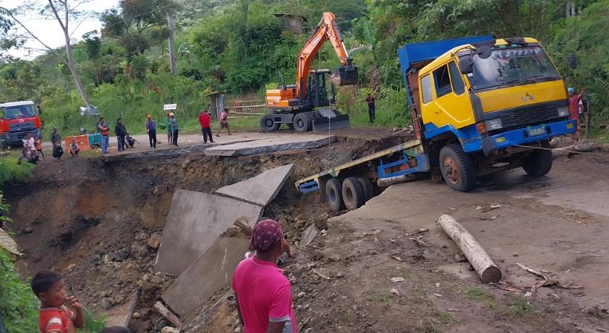 DPWH to build temporary lane beside Iligan-Bukidnon road's collapsed portion | Inquirer News