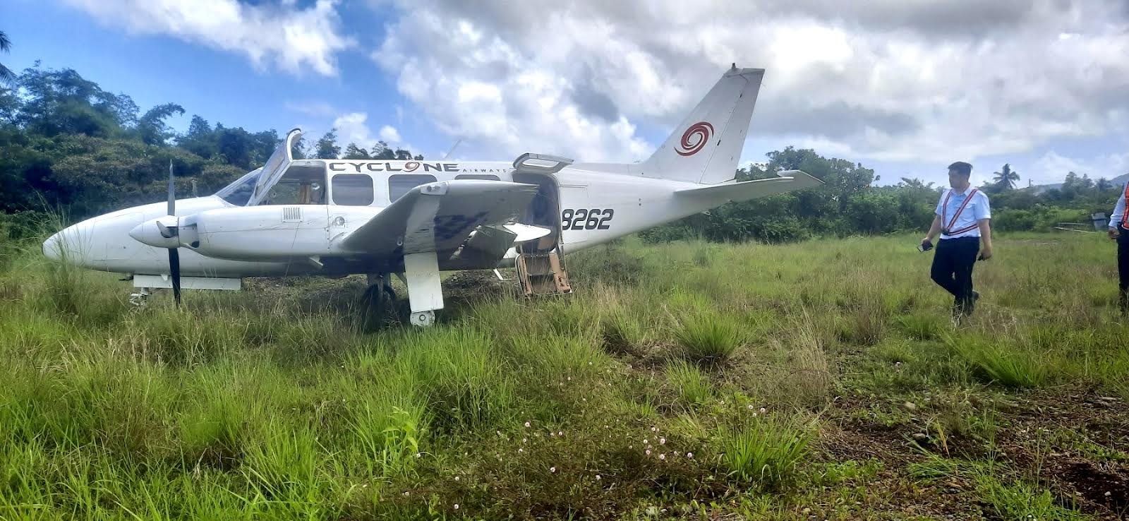 Piper plane overshoots runway at Palanan airport | Inquirer News