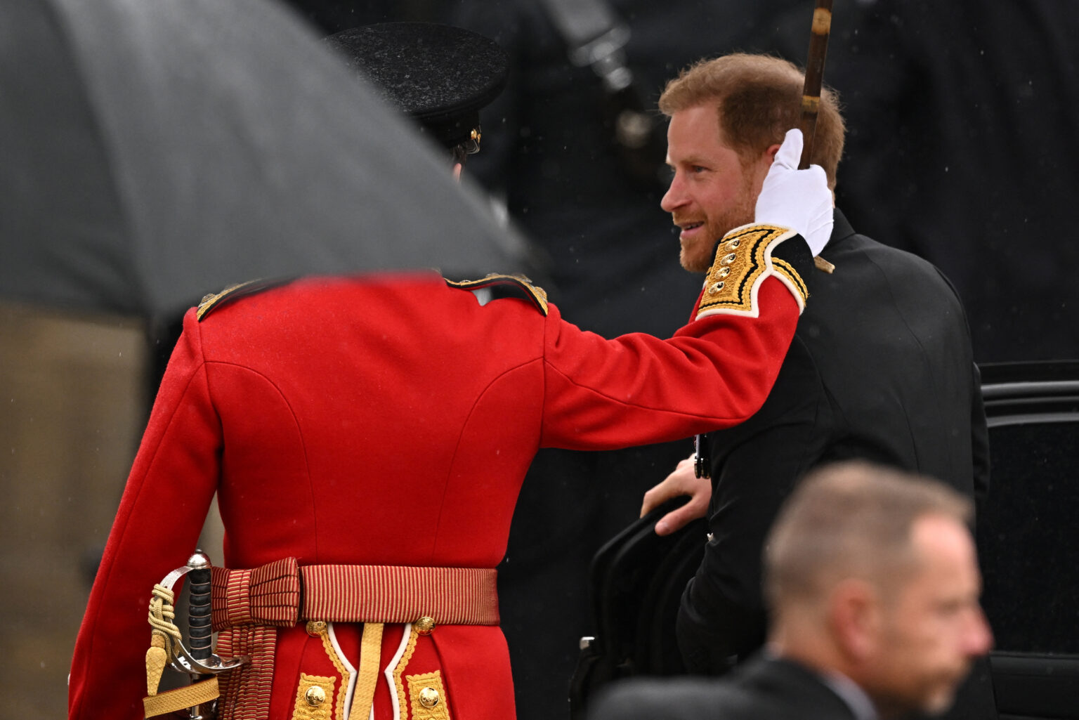 Smiling Prince Harry arrives at Westminster Abbey | Inquirer News