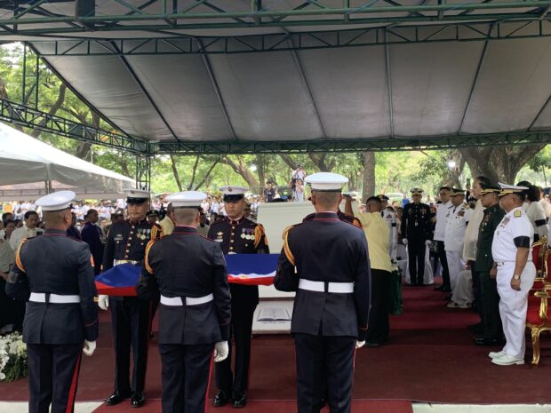 Rodolfo Biazon buried at heroes' cemetery | Inquirer News
