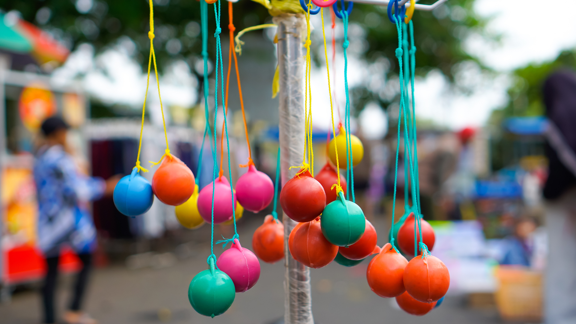 The craze goes on: 'Lato-lato' clacks as journalist reports live on ...