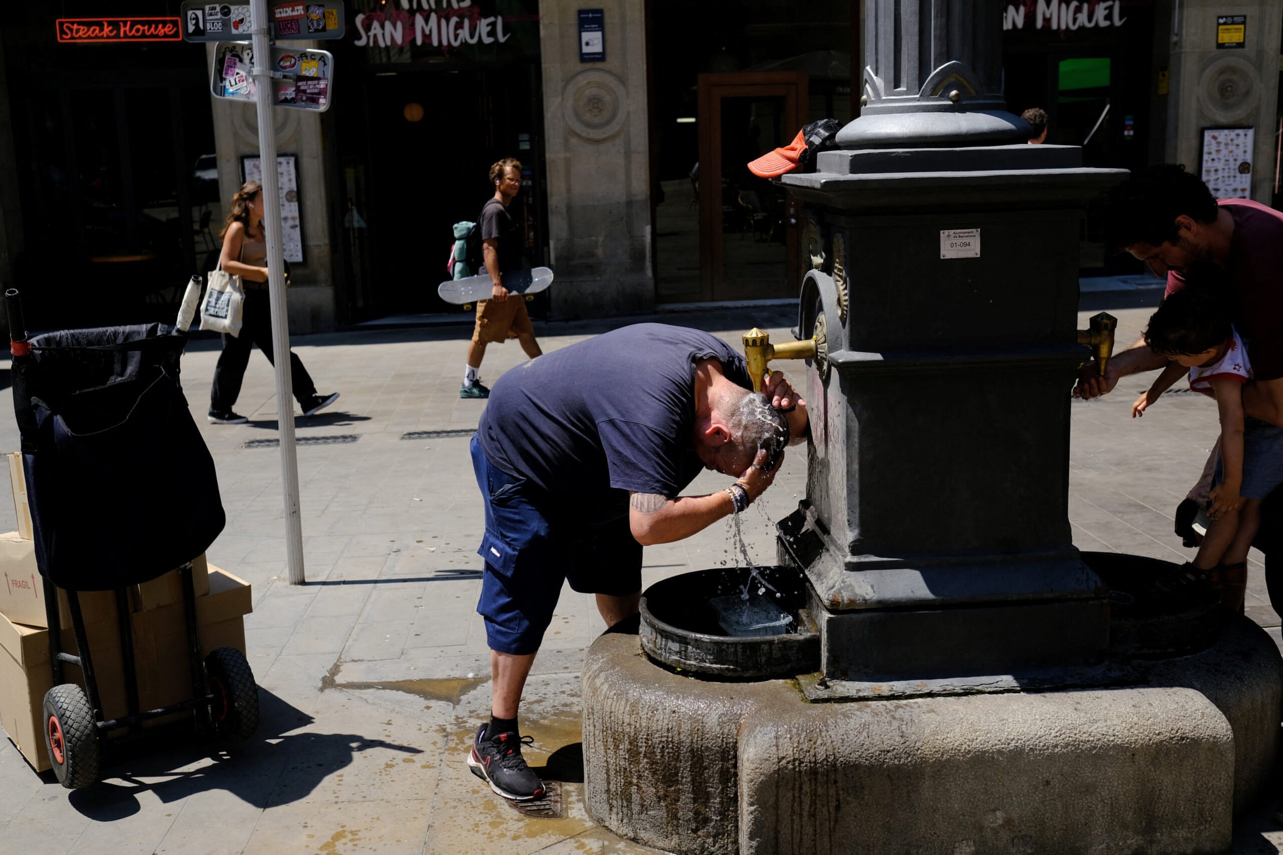 Spain weathers scorching temperatures as heatwaves become more frequent ...