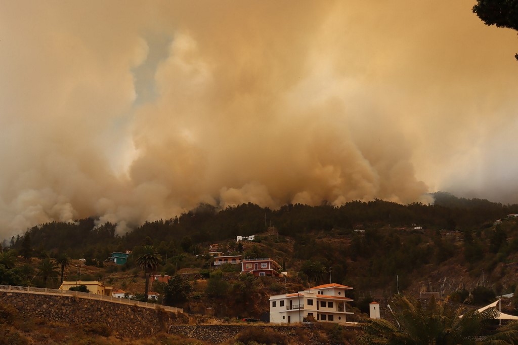 Thousands evacuated after fire on Spain's La Palma | Inquirer News