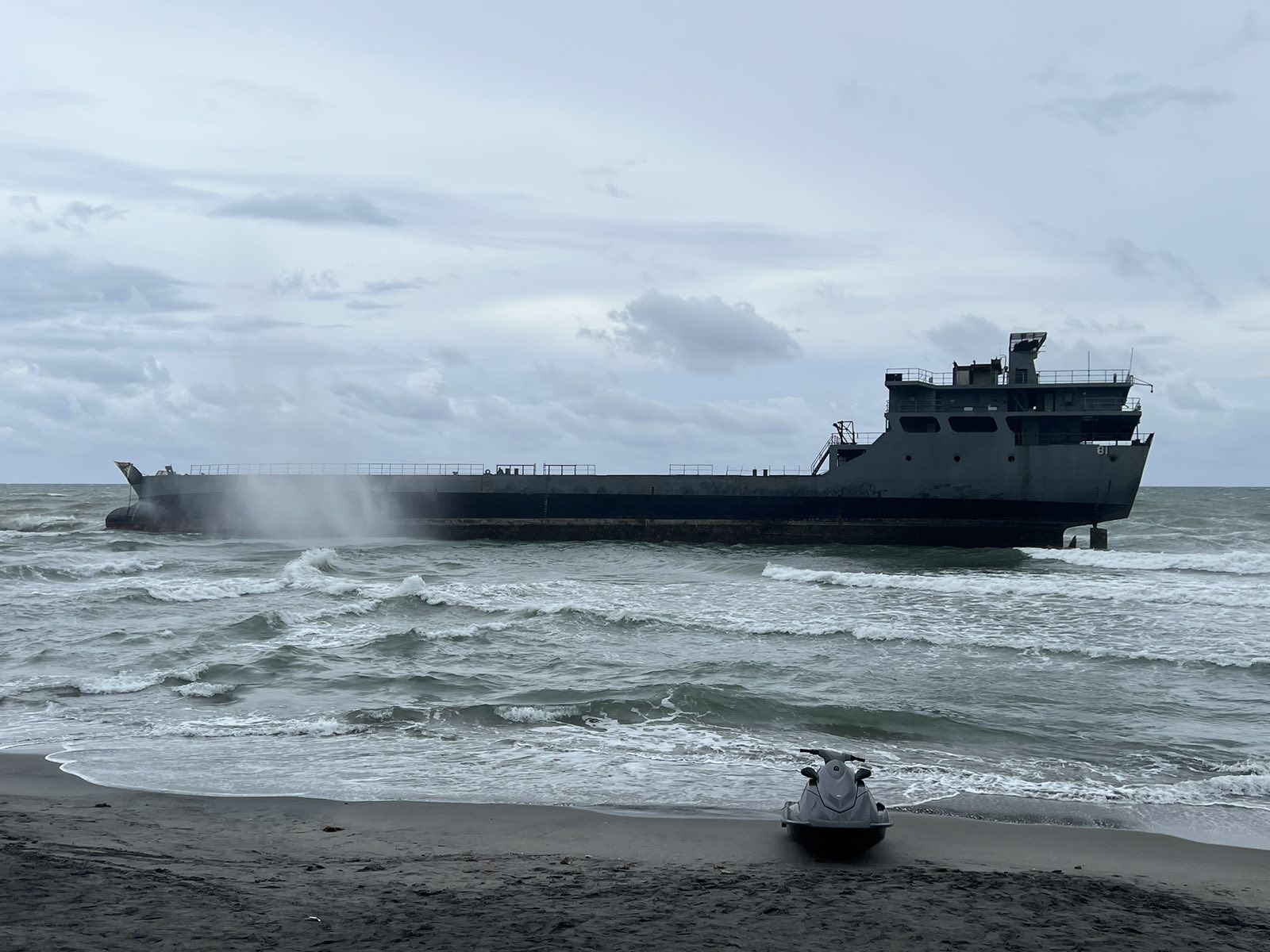 Navy ship to be sunk in exercise runs aground | Inquirer News