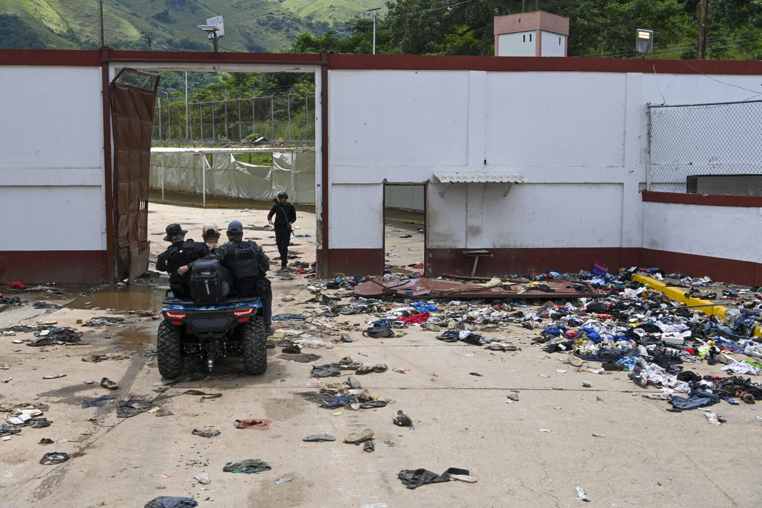 Venezuela offers a peek at prison run by gang | Inquirer News