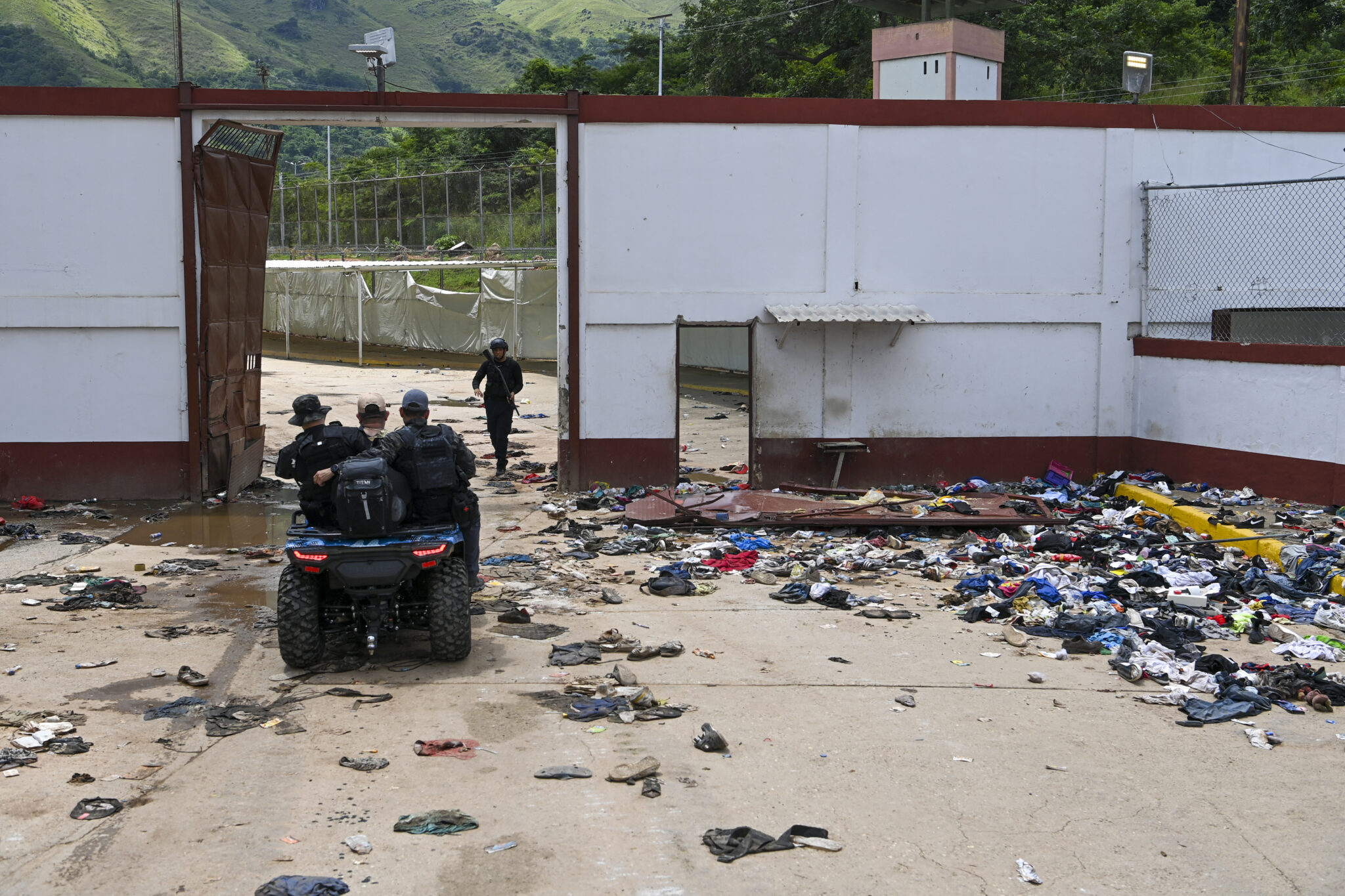 Venezuela offers a peek at prison run by gang | Inquirer News