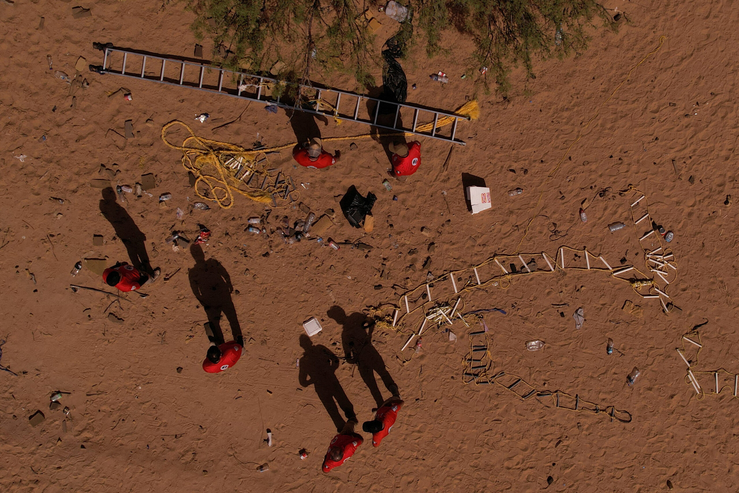 No shade, no water, and record heat: More migrants die in US desert ...