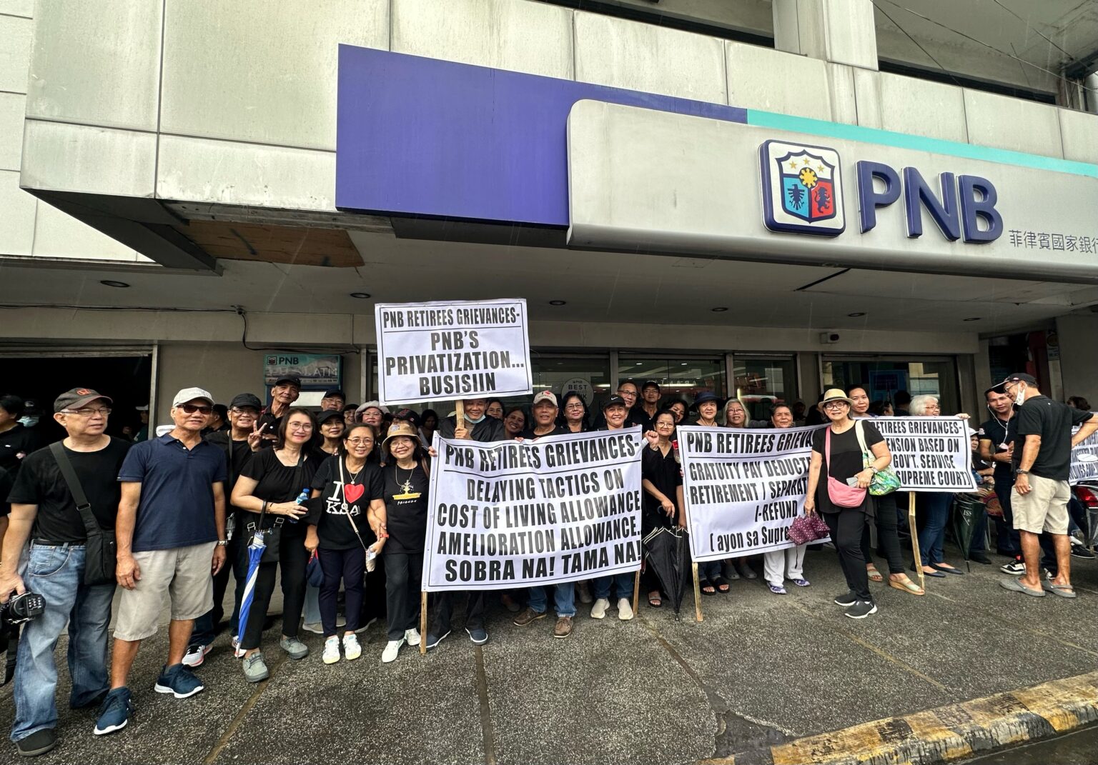 Ex-PNB employees stage protest to take back benefits | Inquirer News