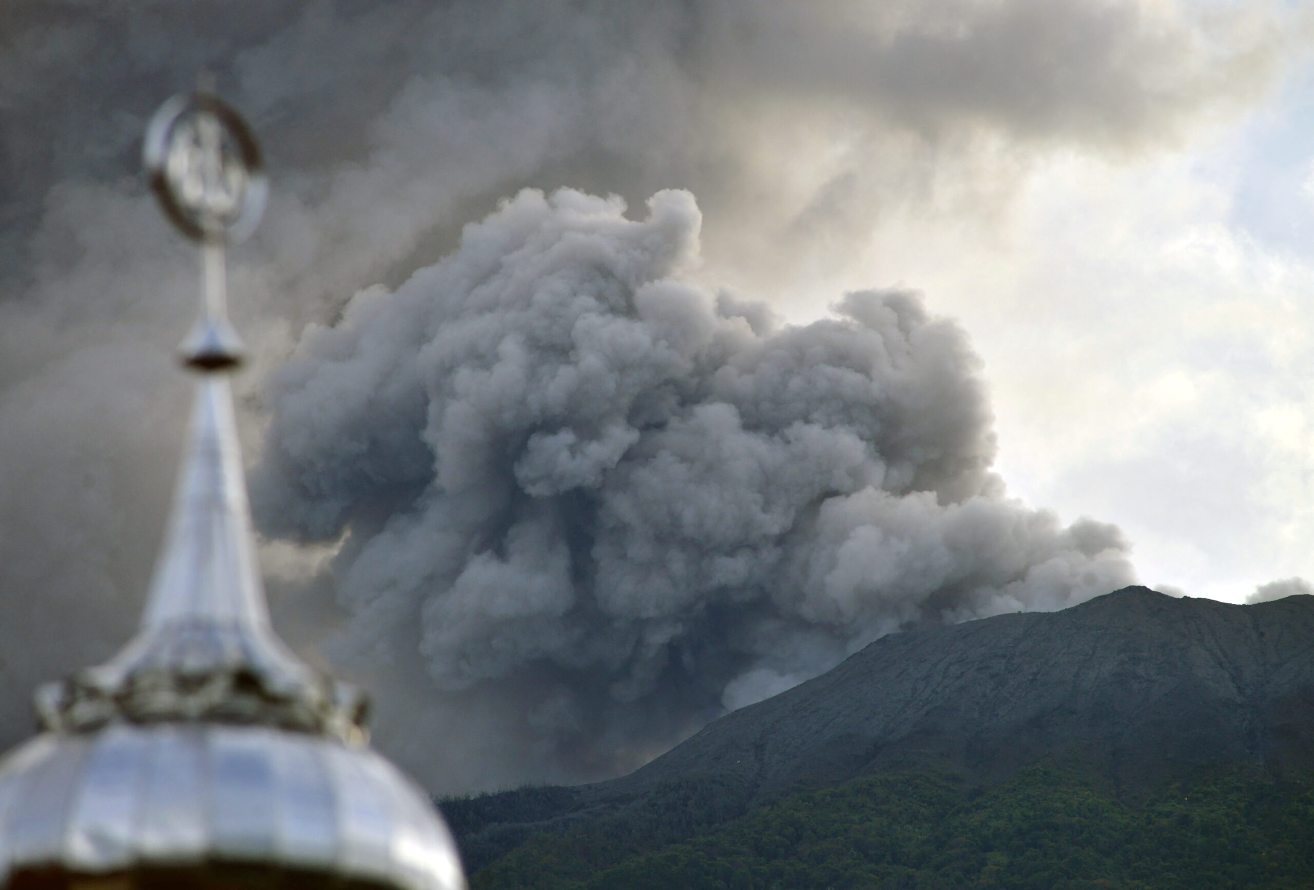 Experts say it was unsafe to climb Indonesia's Marapi volcano ...
