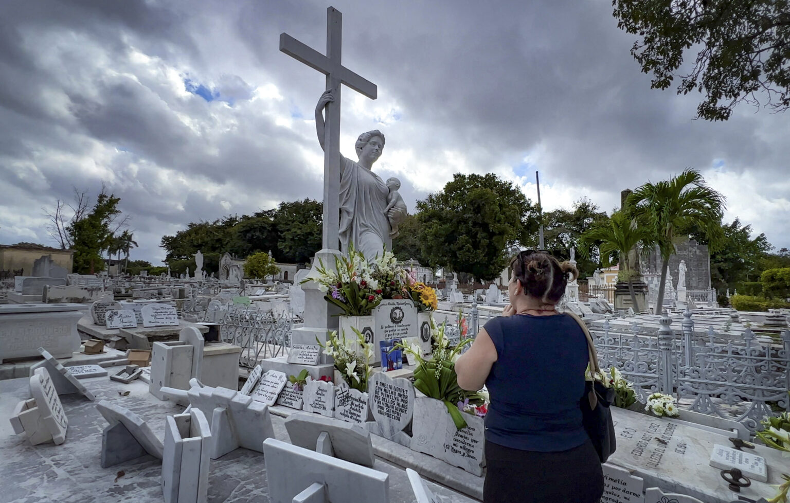 The lovers who left their heart in Havana cemetery