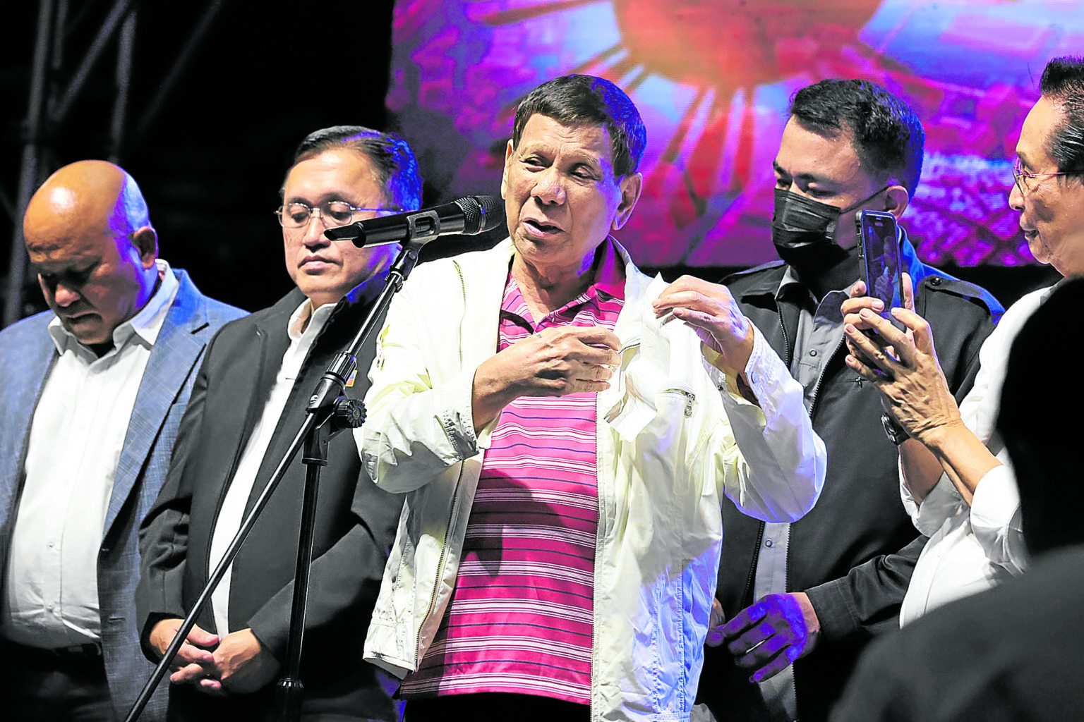 ‘No violence’: In rally, Duterte alludes to ’86 storming of Palace