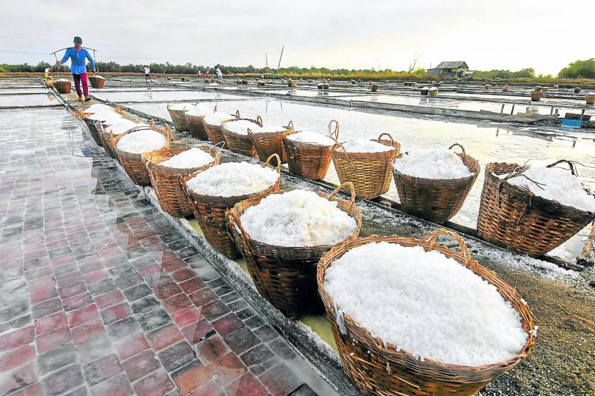 Pangasinan salt farmers brood over lack of buyers