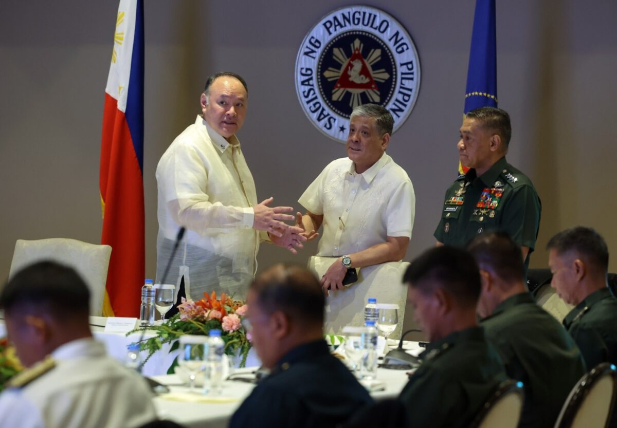 LOOK: Marcos holds command conference with PH Army