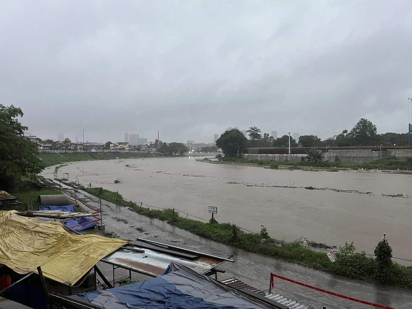 Ang lebel ng tubig ng Marikina River ay unti-unting bumababa; Nakataas ...