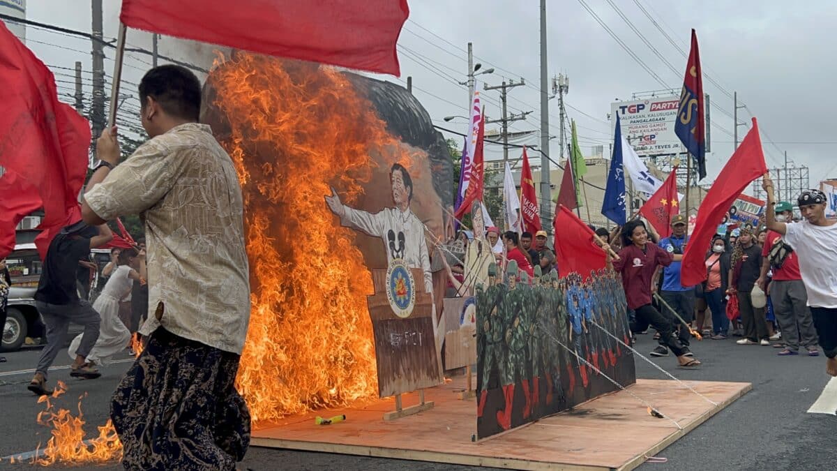 Protesters end People’s Sona by burning Marcos-Duterte effigy