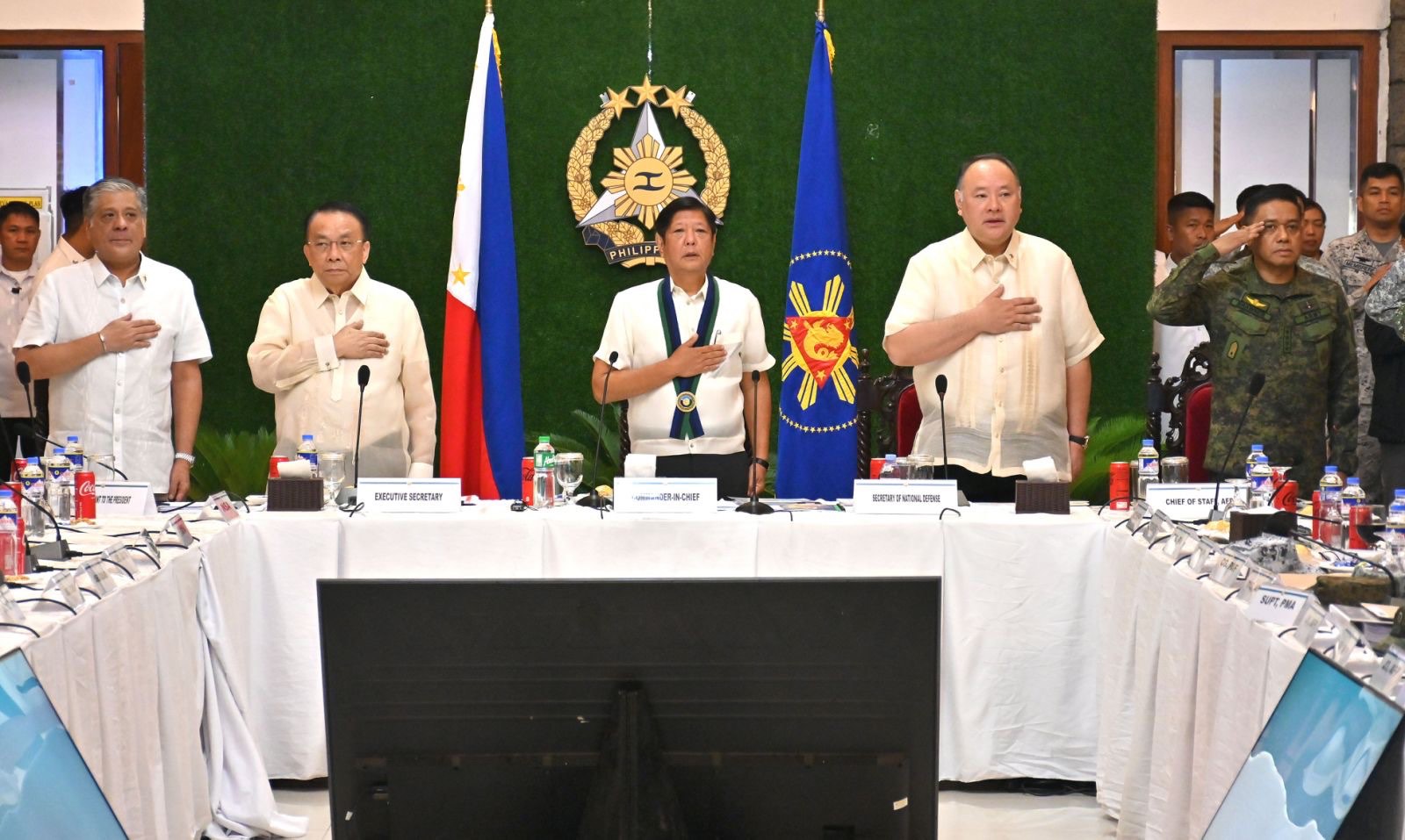 Marcos leads a command conference with AFP officials