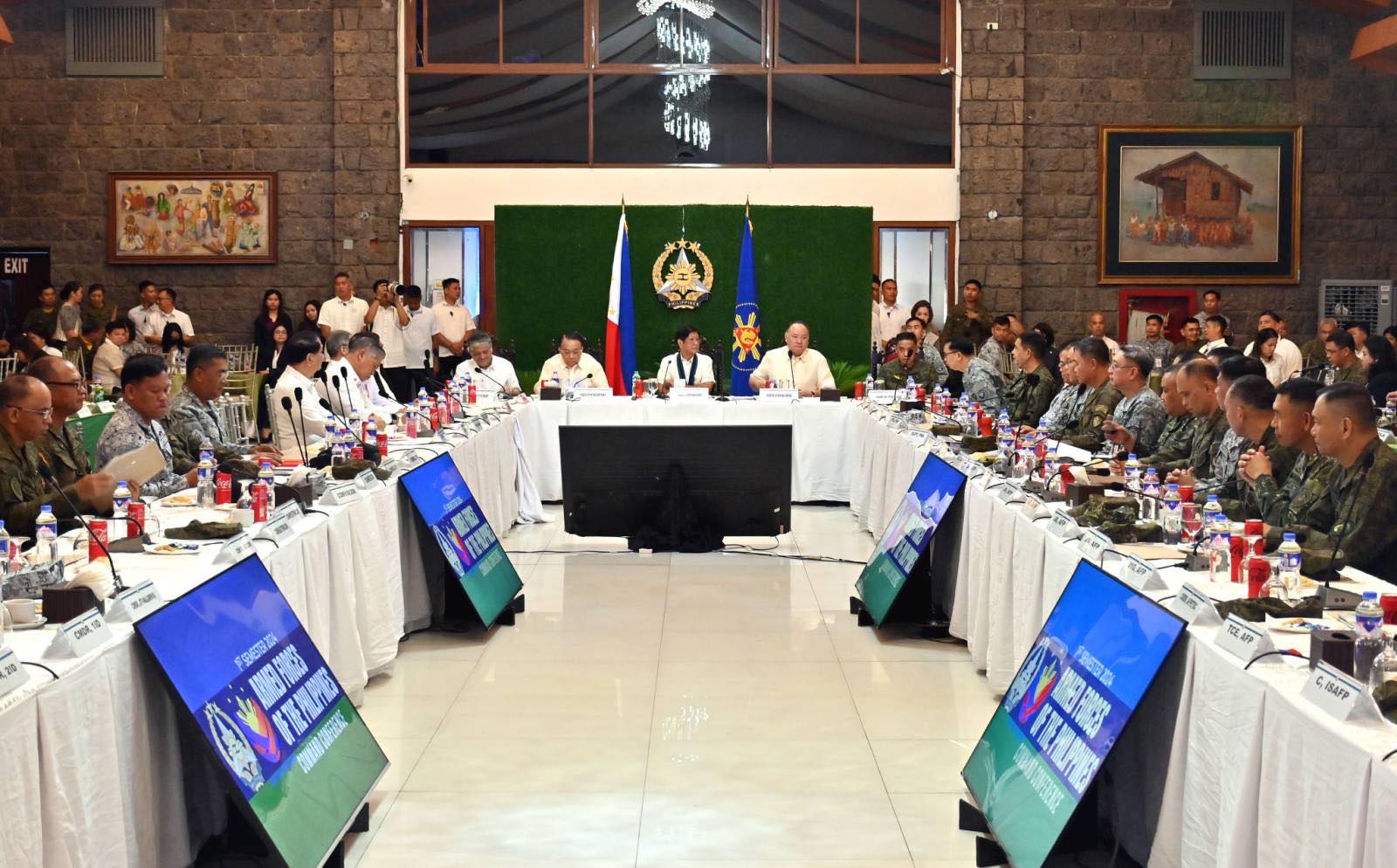 Marcos leads a command conference with AFP officials