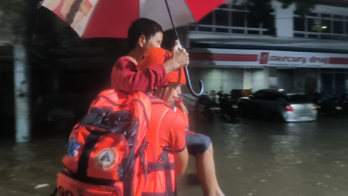 LOOK: Albay rescue efforts ramp up amid Kristine-triggered flooding ...