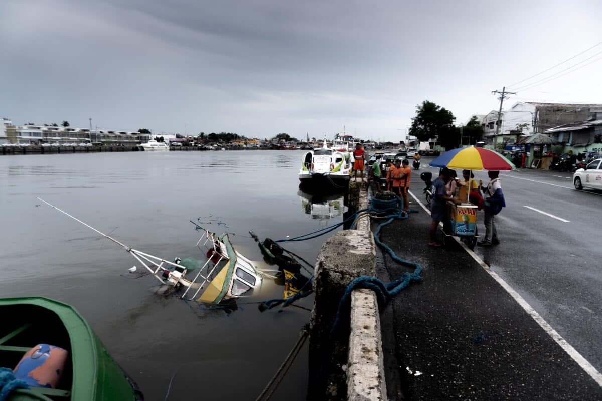 Sunken tugbot in Iloilo lifted up