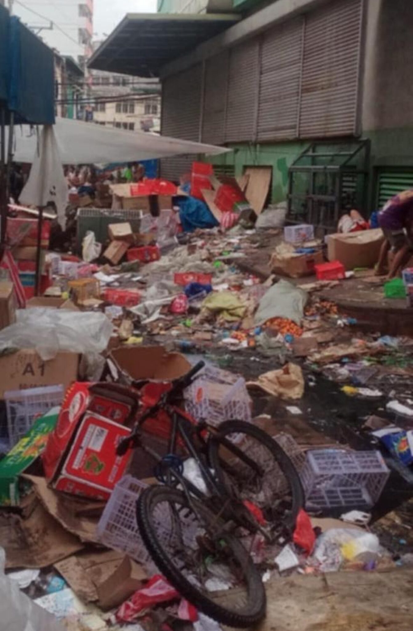 Netizens fume over Manila’s uncollected post-holiday garbage