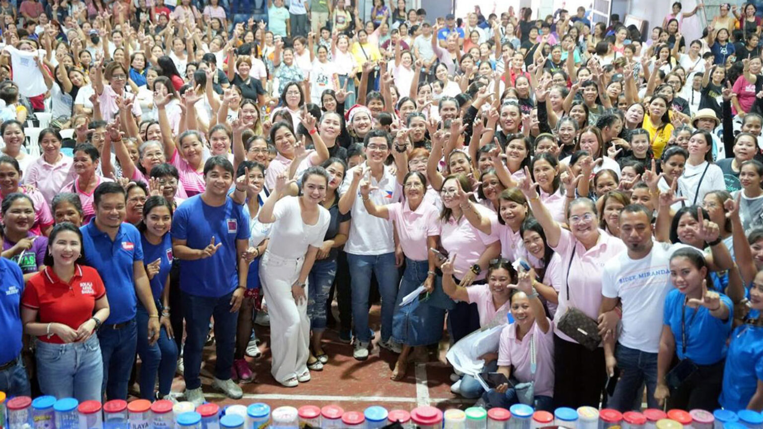 Leandro Legarda Leviste delivers holiday cheer to Batangas district