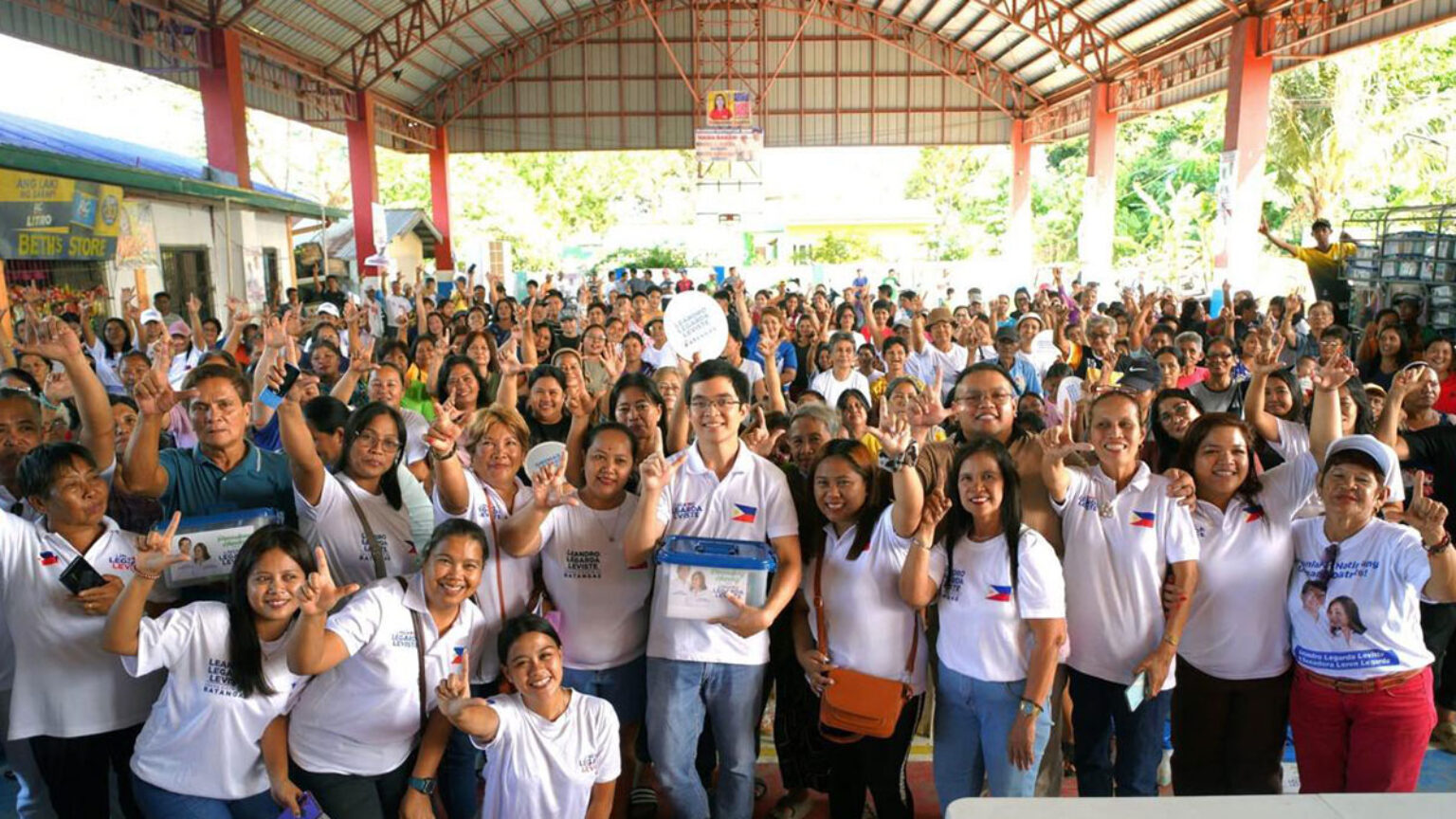 Leandro Legarda Leviste delivers holiday cheer to Batangas district