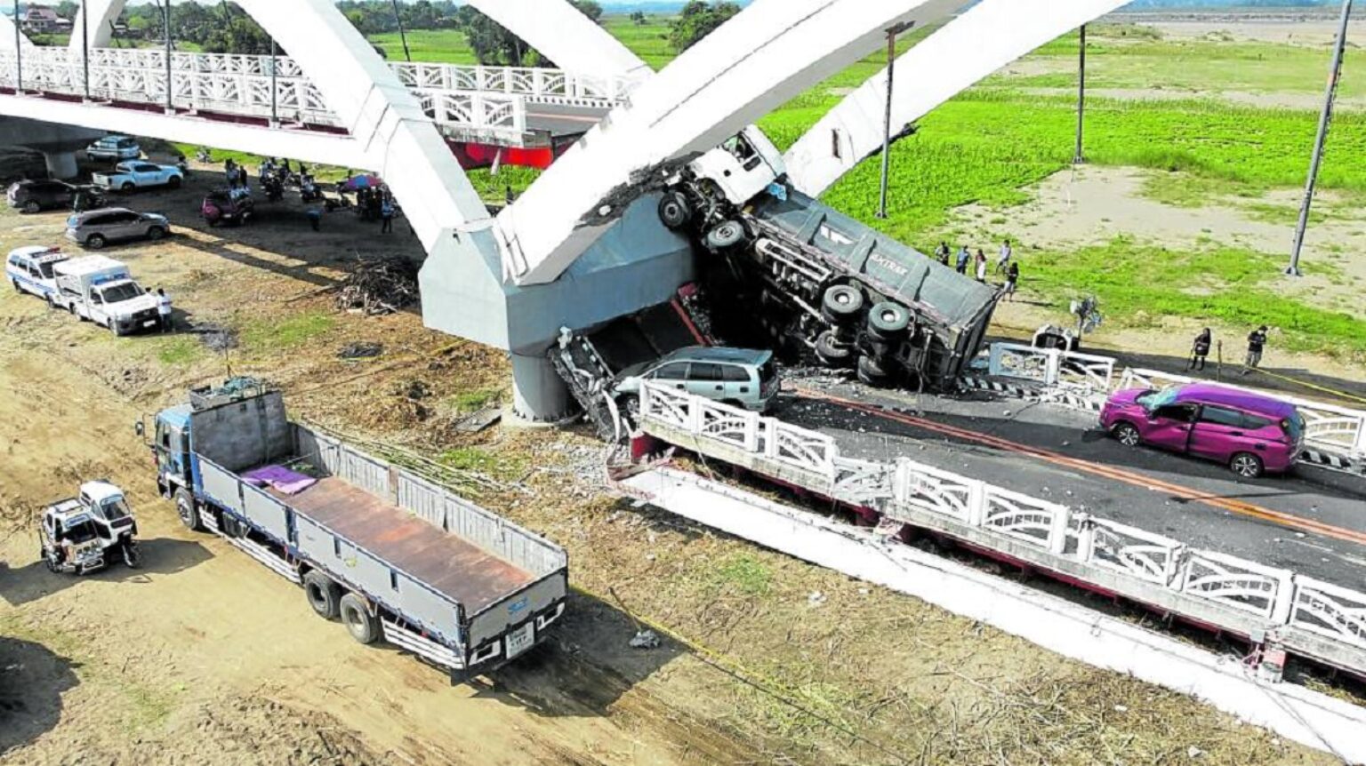 ‘Heads will roll’ in bridge collapse; cops look for weight limit checker