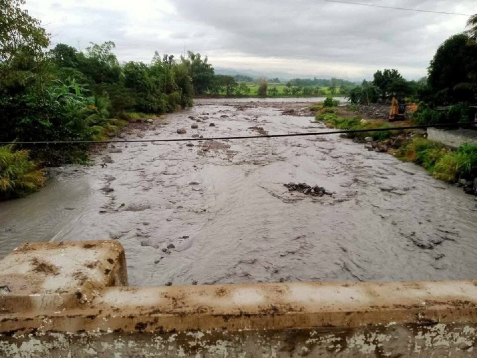 Rains trigger lahar flow in 2 Negros Occidental towns near Kanlaon