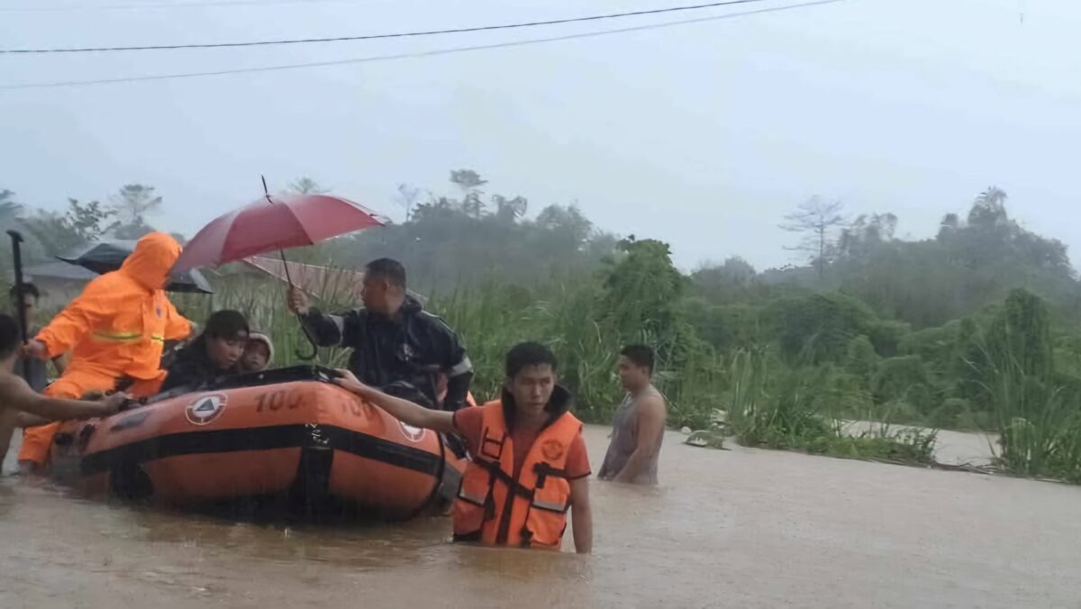 Palawan folk displaced by floods get aid