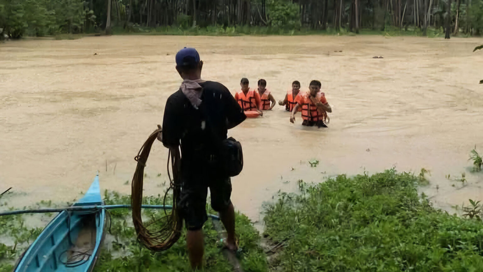 5 dead, thousands flee as floods hit Palawan
